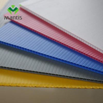 Cina Il colore pp scava lo spazio in bianco Coroplast di spessore dello strato 1.6mm-12mm riveste in vendita