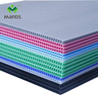 Cina Il colore pp scava lo spazio in bianco Coroplast di spessore dello strato 1.6mm-12mm riveste in vendita