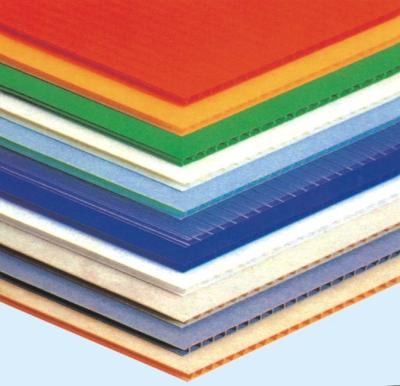 Cina Il polipropilene Correx bianco riveste 4mm che 2mm hanno ondulato gli strati di plastica in vendita