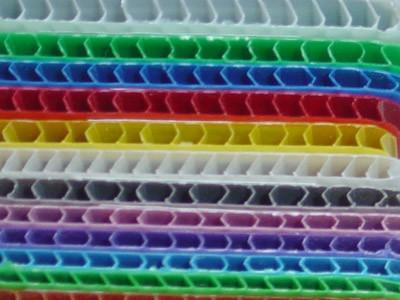 Cina Bordo bianco giallo di Coroplast 5mm strati di Coroplast 4 x 8 riciclabili in vendita