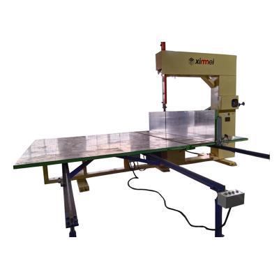 Cina Macchina per il taglio di schiuma di materasso a 4 ruote Macchina per il taglio di coltelli verticali industriali in grado di tagliare vari materiali in vendita
