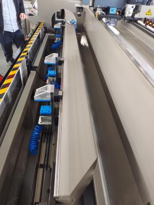Cina 3 assi Macchina di fresatura CNC in alluminio Foratura automatica fresatura di tutti i tipi di fori sul profilo in vendita