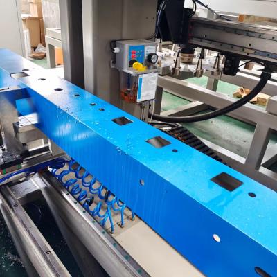 China Hochpräzisions-Aluminium 4-Achsen-CNC-Bohr-Fräsen-ATC-Bearbeitungszentrum Fenster-Türmachmaschine mit rotierender Spindel zu verkaufen