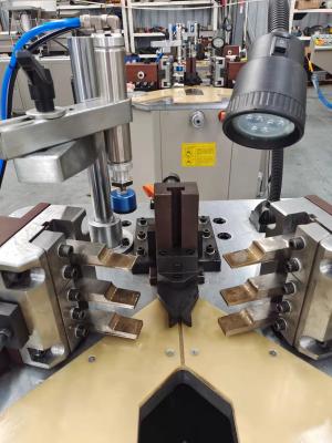Cina Macchina per il crimping degli angoli idraulici in alluminio con 3 serie di strumenti in vendita