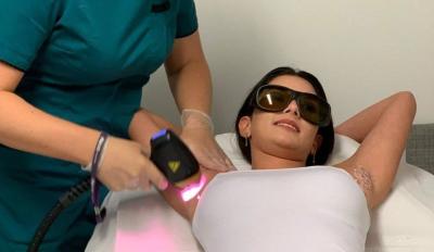 Cina 808nm diodo laser depilazione macchina TUV ISO CE Certificazione Per rimuovere i pori in vendita