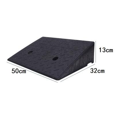 China 140mm-500mm Width Black Industrial Rubber Road Wheelchair Adjustable Car Loading Ramps for sale