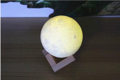 Cina Telecomando ricaricabile di colori della luce notturna 16 di 300mAH 3d della lampada lunare della luna in vendita