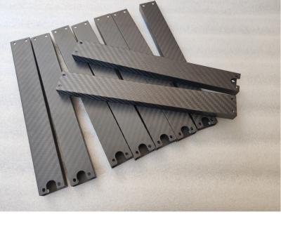 China Ranura del corte del CNC/tubería rectangular de la fibra de carbono del agujero de taladro con la superficie mate de la tela cruzada 3K en venta