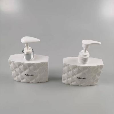 Cina Bottiglie di shampoo in plastica bianca quadrata in PET ecologica 250 ml 500 ml 1000 ml Bottella di pompa di lavaggio del corpo vuota in vendita
