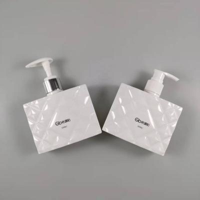 Cina Bottiglie di shampoo in plastica bianca quadrata in PET ecologica 250 ml 500 ml 1000 ml Bottella di pompa di lavaggio del corpo vuota in vendita