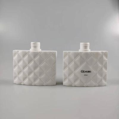 Cina Bottiglie di shampoo in plastica bianca quadrata in PET ecologica 250 ml 500 ml 1000 ml Bottella di pompa di lavaggio del corpo vuota in vendita