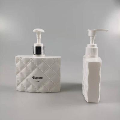 Cina Bottiglie di shampoo in plastica bianca quadrata in PET ecologica 250 ml 500 ml 1000 ml Bottella di pompa di lavaggio del corpo vuota in vendita