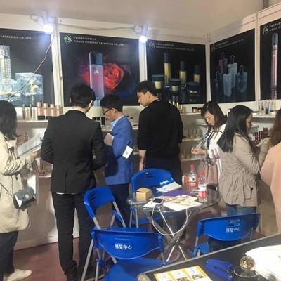 Cina AS Collar Luxury 15ml 30ml 50ml Ricaricabile Cosmetico Twist Vacuum Airless Sero Oil Lotion Spray Pump Bottle in vendita