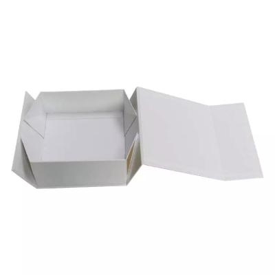 Cina Contenitore di regalo piegante magnetico di lusso del cartone bianco su ordinazione   Chiusura affinchè facile spediscano in vendita