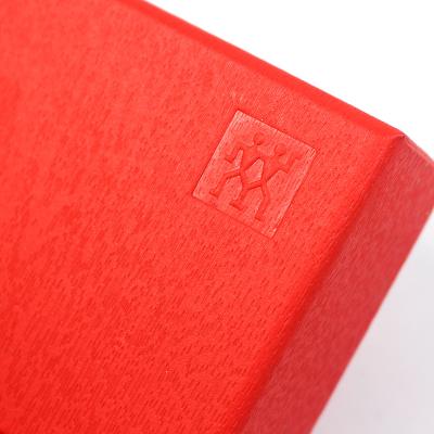 Cina Carta speciale in rilievo Logo stampa rossa Capo di spedizione e scatola regalo base con vassoio Eva in vendita