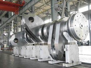 Cina 42CrMo4 ha forgiato l'asse d'acciaio/albero a gomito per il motore diesel pesante in vendita