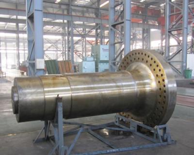 Cina La precisione 42CrMo4 ha forgiato l'asse d'acciaio del fuso grande per il generatore eolico in vendita