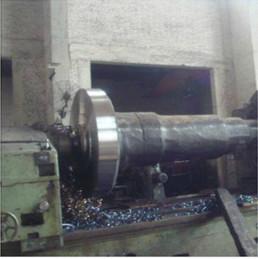 Cina Pezzo fucinato dell'asse del cuscinetto della coda indurito asse del acciaio al carbonio con l'elica in vendita