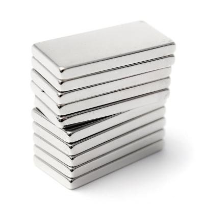 中国 N45 グレード 80 ̊C 最大作業温度 ISO 認定のネオジ磁石ブロック 販売のため