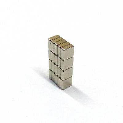 Cina Magnete al neodimio composito piccolo blocco 20x20x10 mm per soluzioni magnetiche di lunga durata in vendita