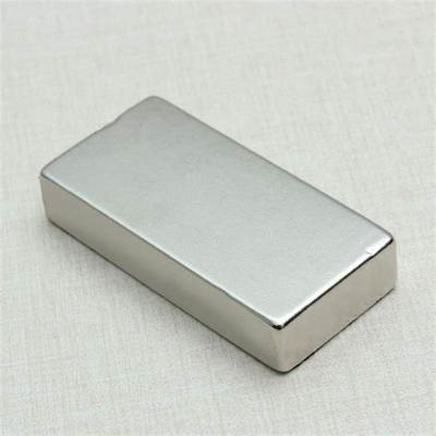 Cina Magnete a blocco di neodimio N52 50 mm x 30 mm x 10 mm con servizio di lavorazione del stampaggio in vendita