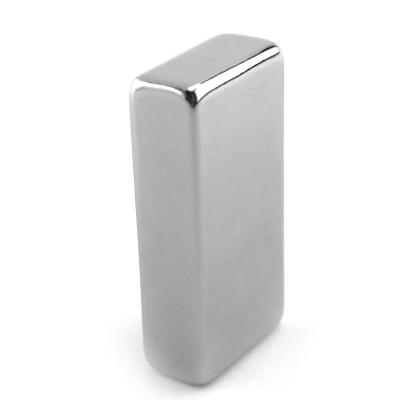 Cina Magnete a blocco di neodimio N52 50 mm x 30 mm x 10 mm con servizio di lavorazione del stampaggio in vendita