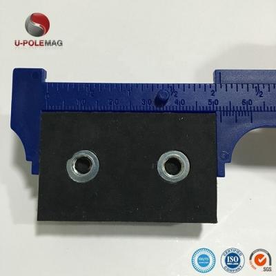 Cina Magneti rettangolari di neodimio rivestiti di gomma su misura Magneti di neodimio di grado con due fori in vendita