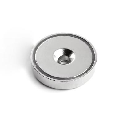 Cina Magnete a pentola NdFeB super forte personalizzato con buco anti-affondamento permanente d1 5,5 mm in vendita
