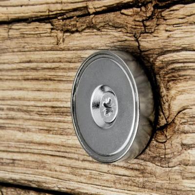 Cina Magnete a pentola NdFeB super forte personalizzato con buco anti-affondamento permanente d1 5,5 mm in vendita