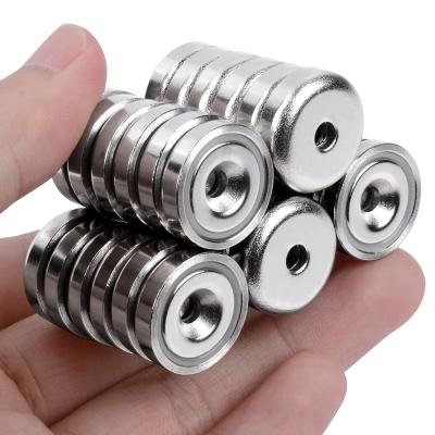 Cina D20 MM 20lbs NdFeB Pot Magnet con buco anti-affondamento Altura totale H 7,2 mm Buco d1 4,5 mm in vendita