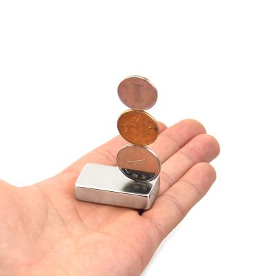 Cina 40*20*10mm N52 Magnete a blocco di neodimio con direzione di magnetismo assiale e tolleranza ±1% in vendita