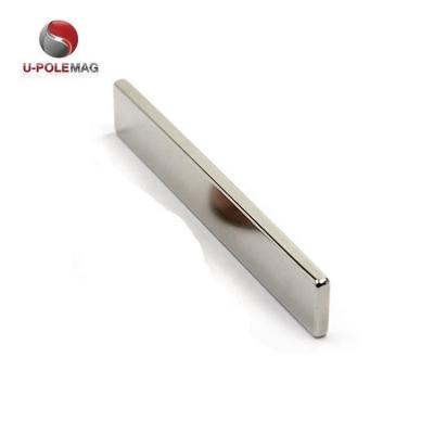 Cina Potente magneto di neodimio N45 da 2,5'x0,4'x0,2' in forma rettangolare per prestazioni in vendita
