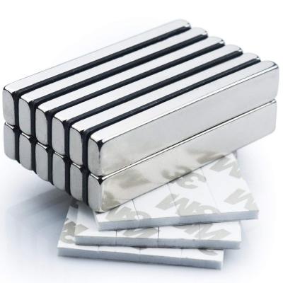 Cina Potente magneto di neodimio N45 da 2,5'x0,4'x0,2' in forma rettangolare per prestazioni in vendita