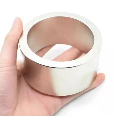 Cina Servizio di lavorazione del taglio N52 Magnete ad anello di neodimio con forte magnetizzazione radiale in vendita