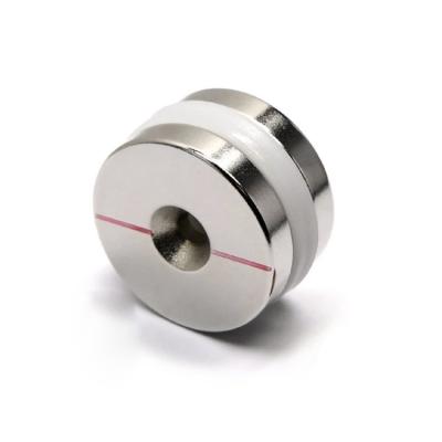 中国 60°C 最大作業温度は N52 ネオジウムディスク磁石とM10 Countersunk Hole 販売のため