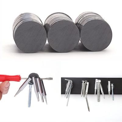 Cina Magnete ferrite a disco rotondo in ceramica permanente con dimensioni personalizzate e materiale originale in vendita