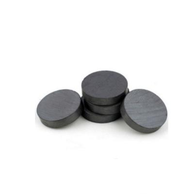 Cina Magneti industriali circolari in ceramica C8 Magneti a disco di ferrite per artigianato e frigorifero in vendita