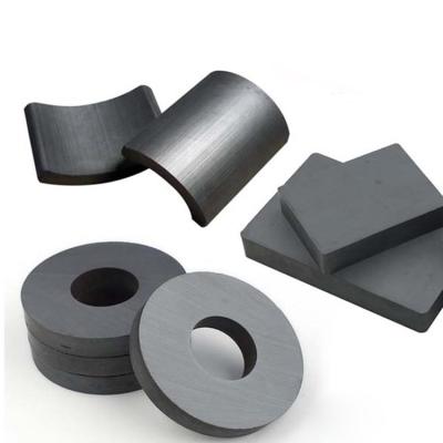 Cina Magneti ceramici curvi di ferrite di grado Y30 con eccellente resistenza alla demagnetizzazione in vendita