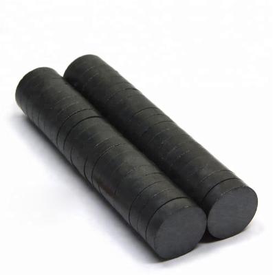 Cina Magnete di ferrite a disco rotondo personalizzato con tolleranza ± 1% e lavorazione del stampaggio in vendita
