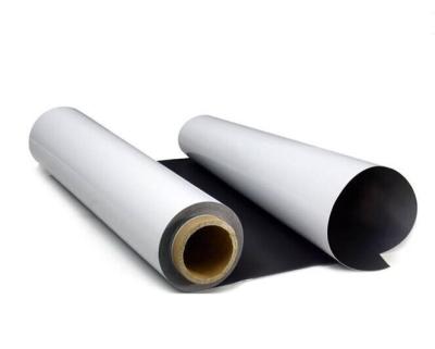 Cina Rollo di fogli di gomma magnetica flessibile con adesivo per legami forti e duraturi in vendita