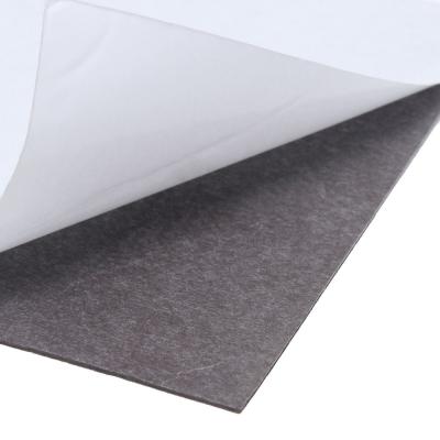 Cina Rollo di fogli di gomma magnetica flessibile con adesivo per legami forti e duraturi in vendita