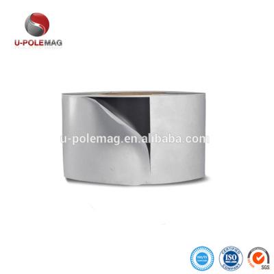 Cina Rollo di fogli di gomma magnetica flessibile con adesivo per legami forti e duraturi in vendita