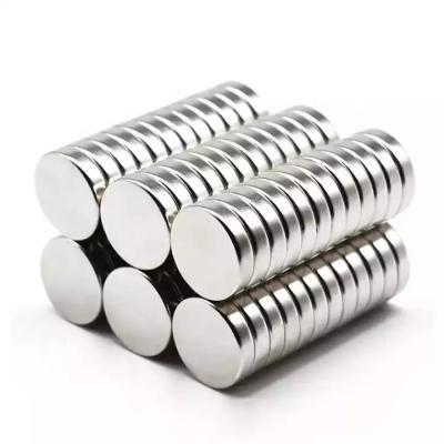Cina Magnete a disco di neodimio N52 rivestito di nichel con tolleranza ± 3% e resistenza personalizzata in vendita
