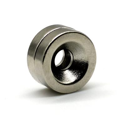 Cina 80-220 gradi Centigrado Disco rotondo Magnete al neodimio N52 NdFeB con buco anti-affondamento in vendita