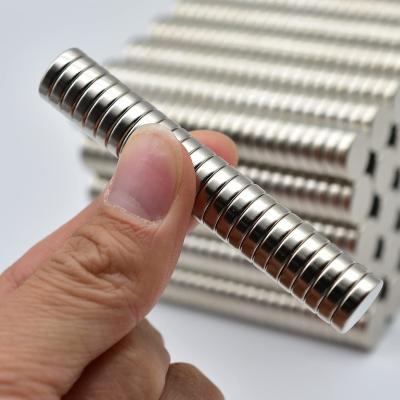 Cina Magnete di neodimio rotondo N45 con rivestimento di zinco e certificazione ISO9001 2004 in vendita