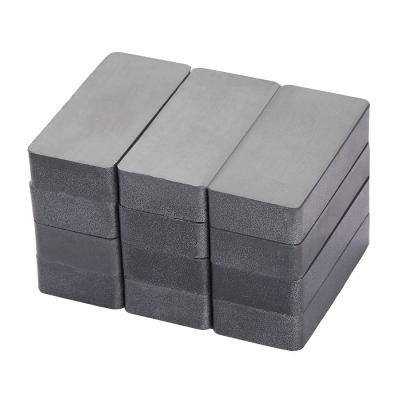 Cina 4.70-5.10 Densità 2500 Gauss Magnete sinterizzato a ferrite di bario piatto rettangolare quadrato in vendita