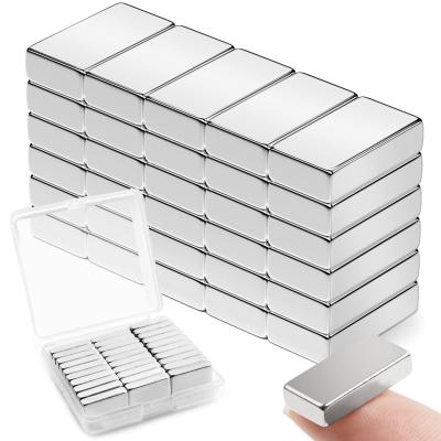 中国 パーソナライズされた強固ブロックネオジム磁石 20mm X 10mm X 2mm マグネット 容量 ± 1% 販売のため