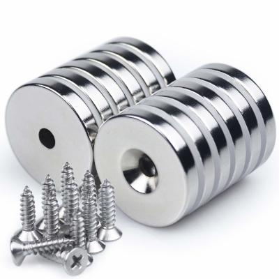 Cina Magnete di neodimio personalizzato dorato con buco di contraffusione e direzione di magnetismo assiale in vendita