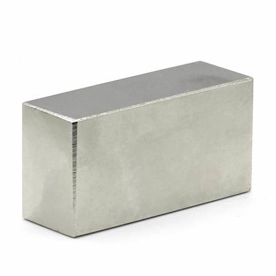 Cina Materiali principali NdFeB Magnete 100mm Tripolari Blocco gigante per applicazioni precise in vendita