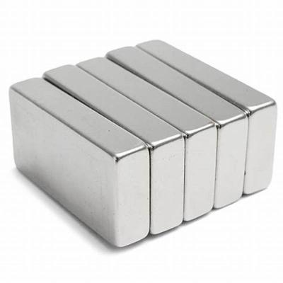 Cina Materiali principali NdFeB Magnete 100mm Tripolari Blocco gigante per applicazioni precise in vendita